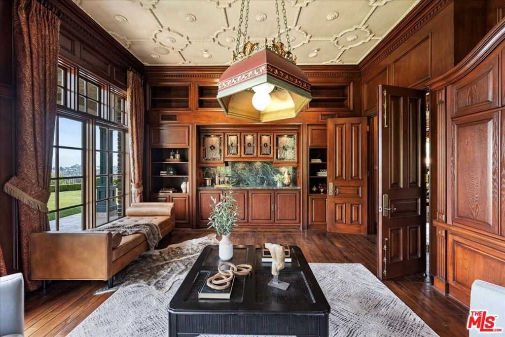 19000 Dorlon Dr, Tarzana, CA 91356 | RubyHome