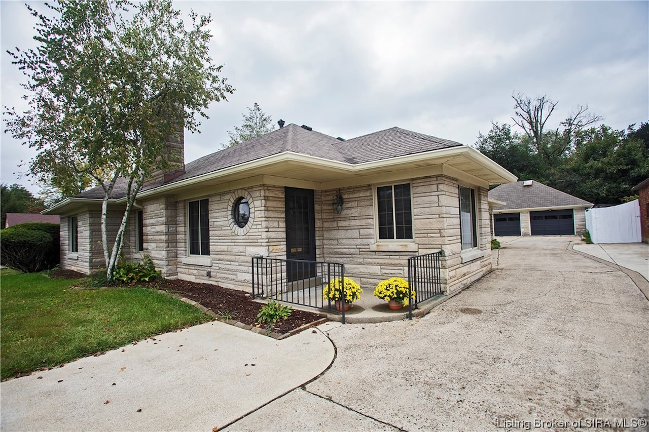 210 Maplewood Dr Clarksville, IN 47129 | MLS 2023010836