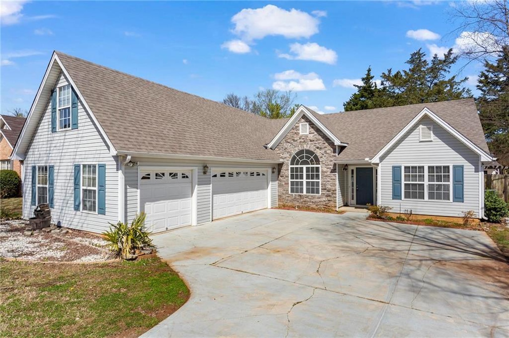 969 Harbins Pass Drive in Dacula,GA