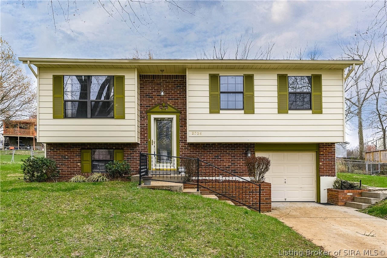 2704 Bishop Rd Jeffersonville, IN 47130 | MLS 202406544