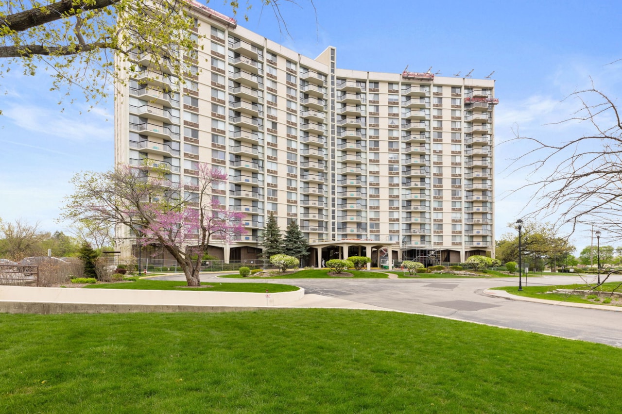 40 N Tower Rd #5G Oak Brook, IL 60523 | MLS 12060635