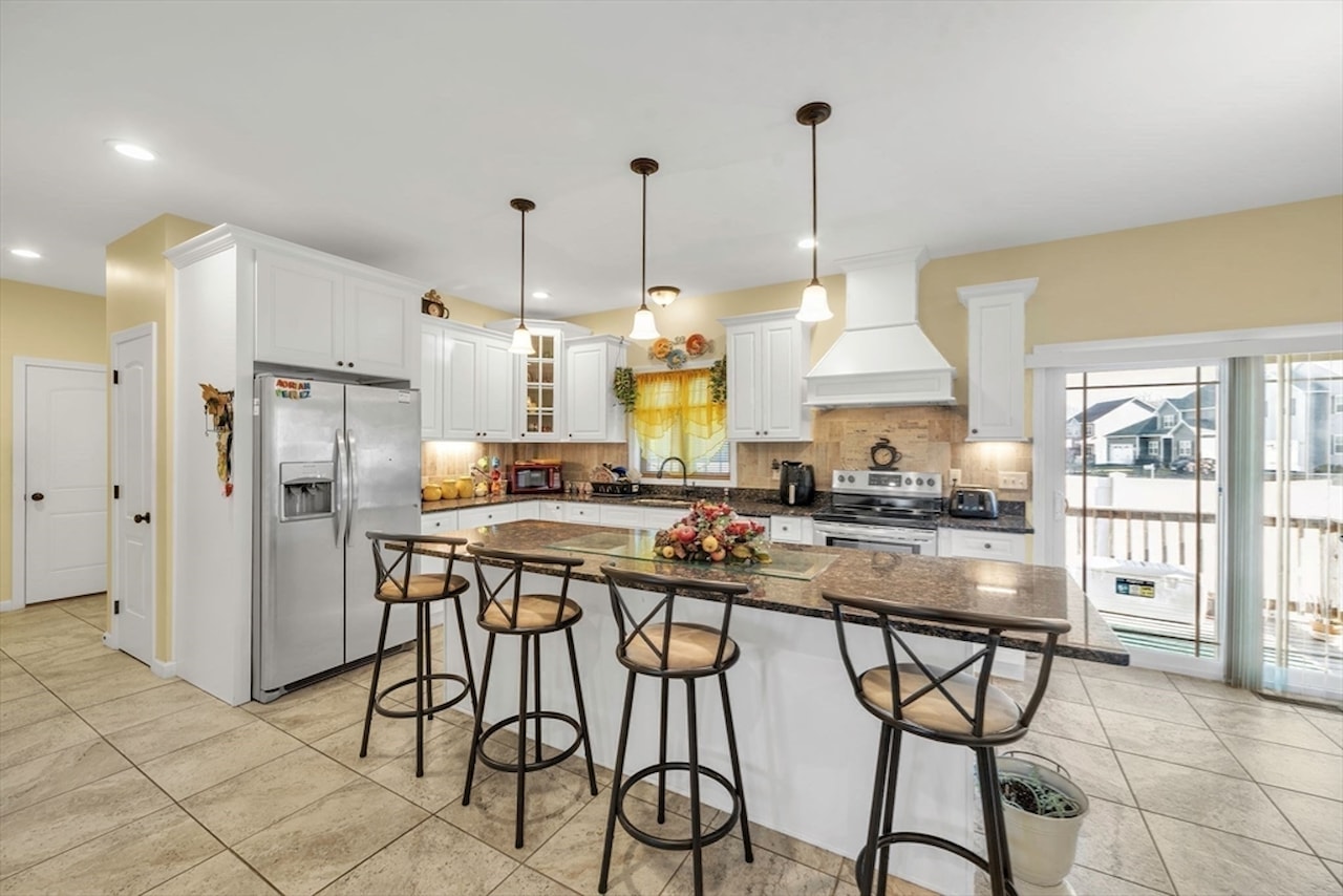 18 Elaine Circle, Springfield, MA 01109 - $480,000 - MLS#73225036