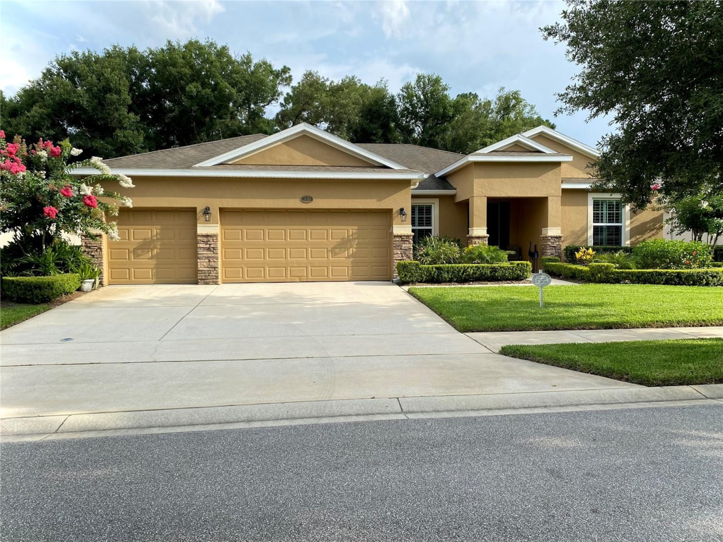 320 W Victoria Trails Blvd Deland, FL 32724 | MLS O6177336