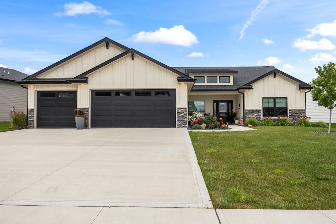 2948 NE Brentwood Circle Grimes, IA 50111 | MLS 698893