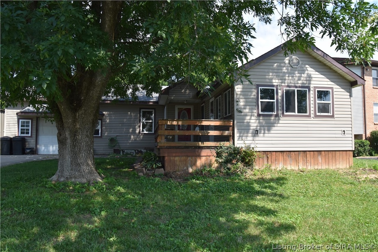 330 S New Albany St Sellersburg, IN 47172 | MLS 202408349