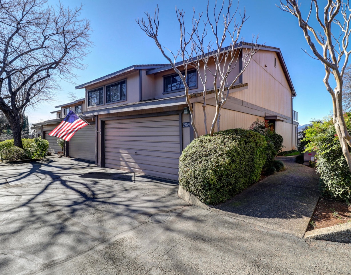 1959 Bechelli Ln Redding, CA 96002 | MLS 25-596
