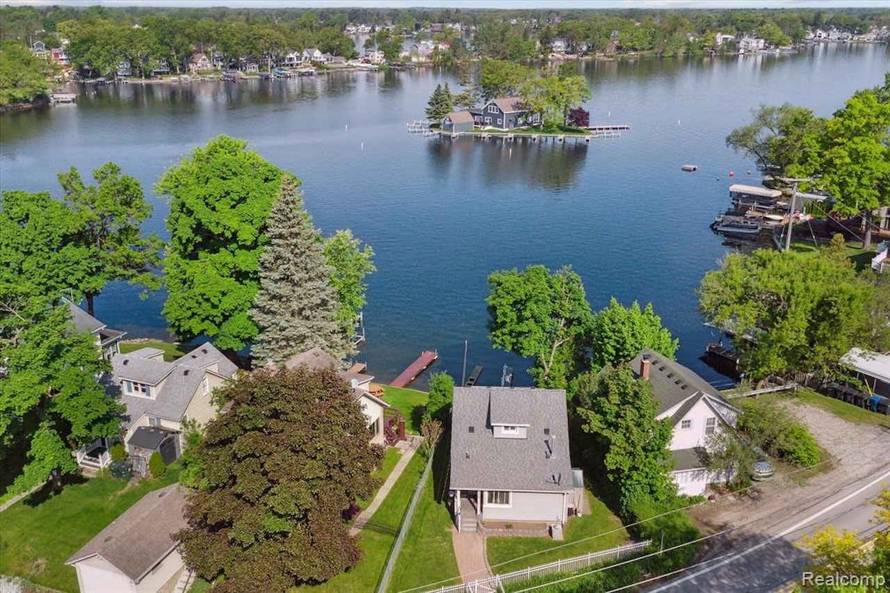 336 Heights Rd Orion Twp, MI 48362 | MLS 20240007583