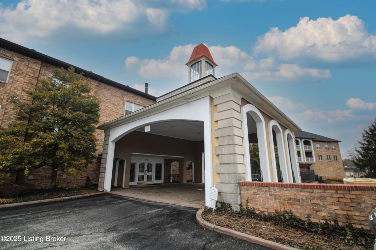 5701 Coach Gate Wynde #52 Louisville, KY 40207 | MLS #1680762