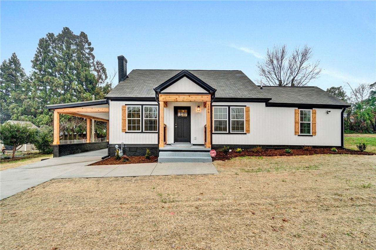 206 E South 6th St Seneca, SC 29678 | MLS 20282147