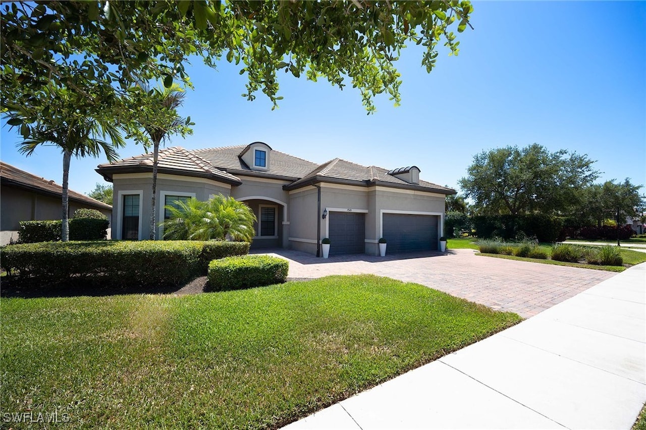 7520 Blackberry Dr Naples, FL 34114 | MLS 225038123