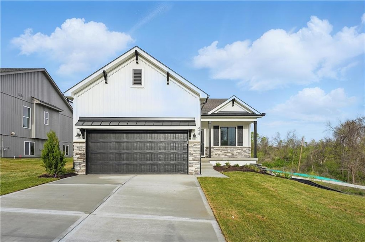 2437 NW Sunnyvale Ct Blue Springs, MO 64015 | MLS 2543195