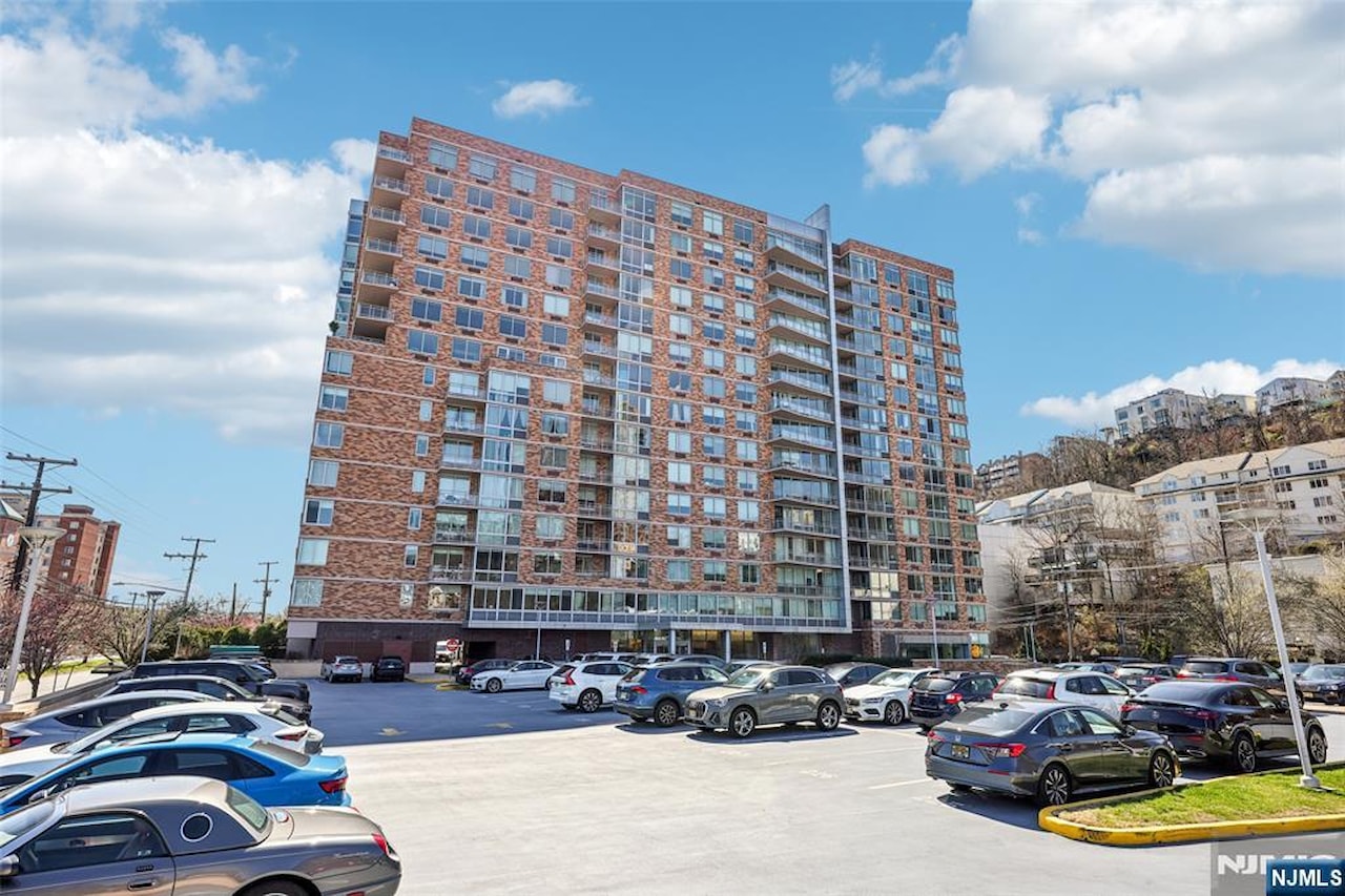 815 Hudson Park Edgewater, NJ 07020 | MLS 25009681