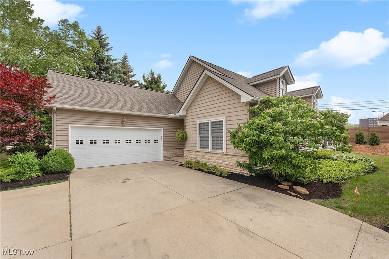 593 Cahoon Ledges Dr Bay Village, OH 44140 | MLS 5127124