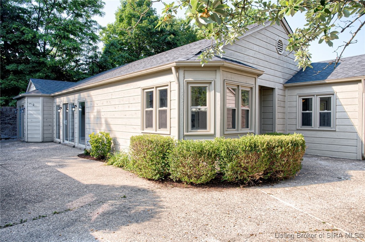 18 Abby Chase Jeffersonville, IN 47130 | MLS 202508478