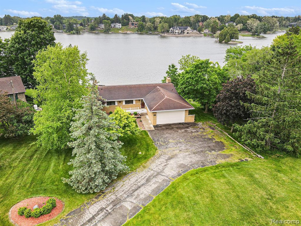 7038 Driftwood Dr Fenton, MI 48430 | MLS 20251005520