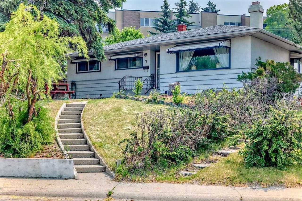 7 SE Fielding Dr Calgary, AB T2H 1 | MLS® A2225308