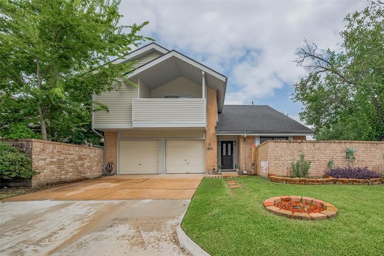 13515 W Hollowgreen Ct, Houston, TX 77082 - home for sale