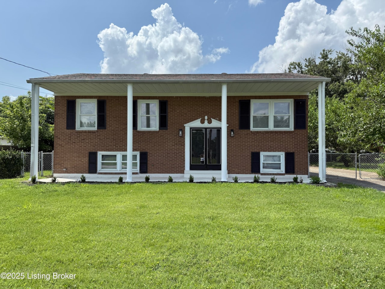 11302 Deering Rd Louisville, KY 40272 | MLS 1693424