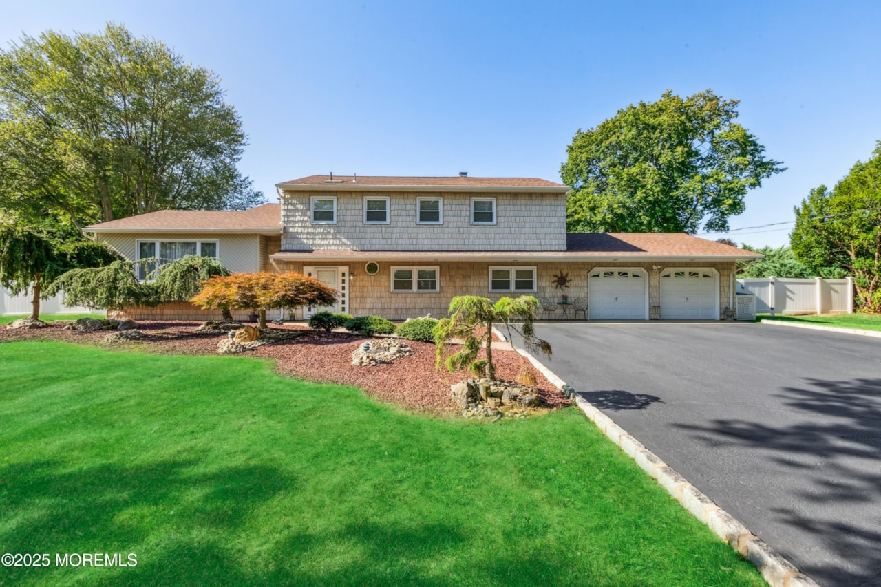 Freehold Homes For Sale- 123 Woodcrest Dr Just Listed in the Highly ...