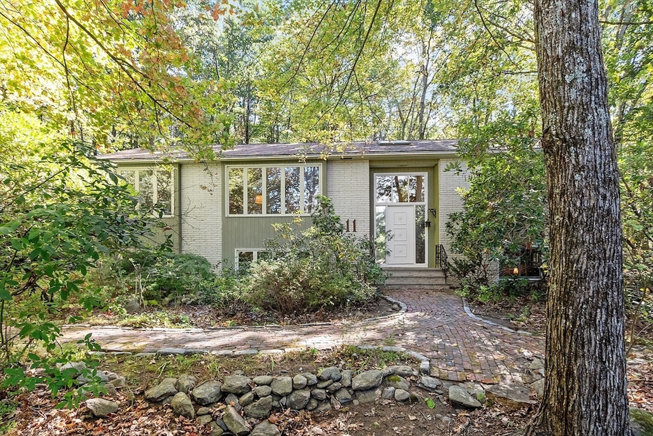 11 Horseshoe Dr, Acton, MA | Signal Real Estate