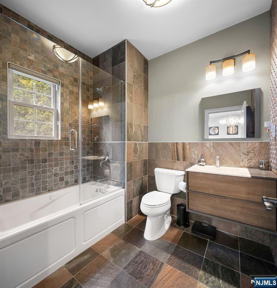 56 Lilac Lane Paramus, NJ 07652 | MLS 25035660