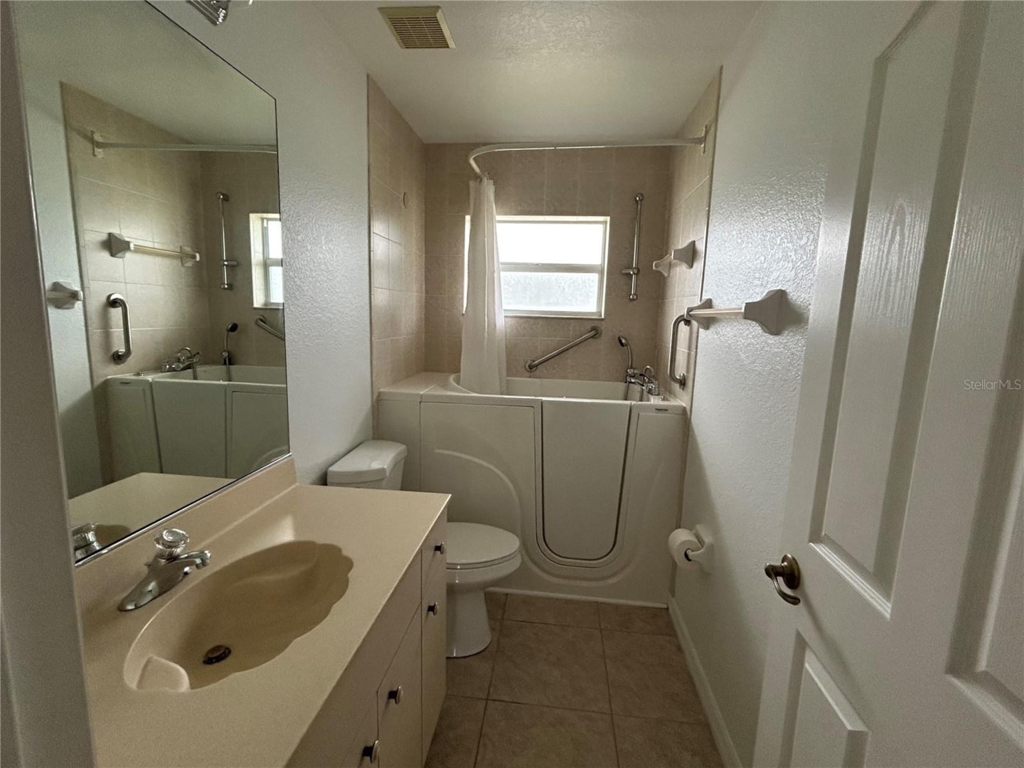 113 Mark Twain Ln, Rotonda West, FL 33947 - MLS # A4671156