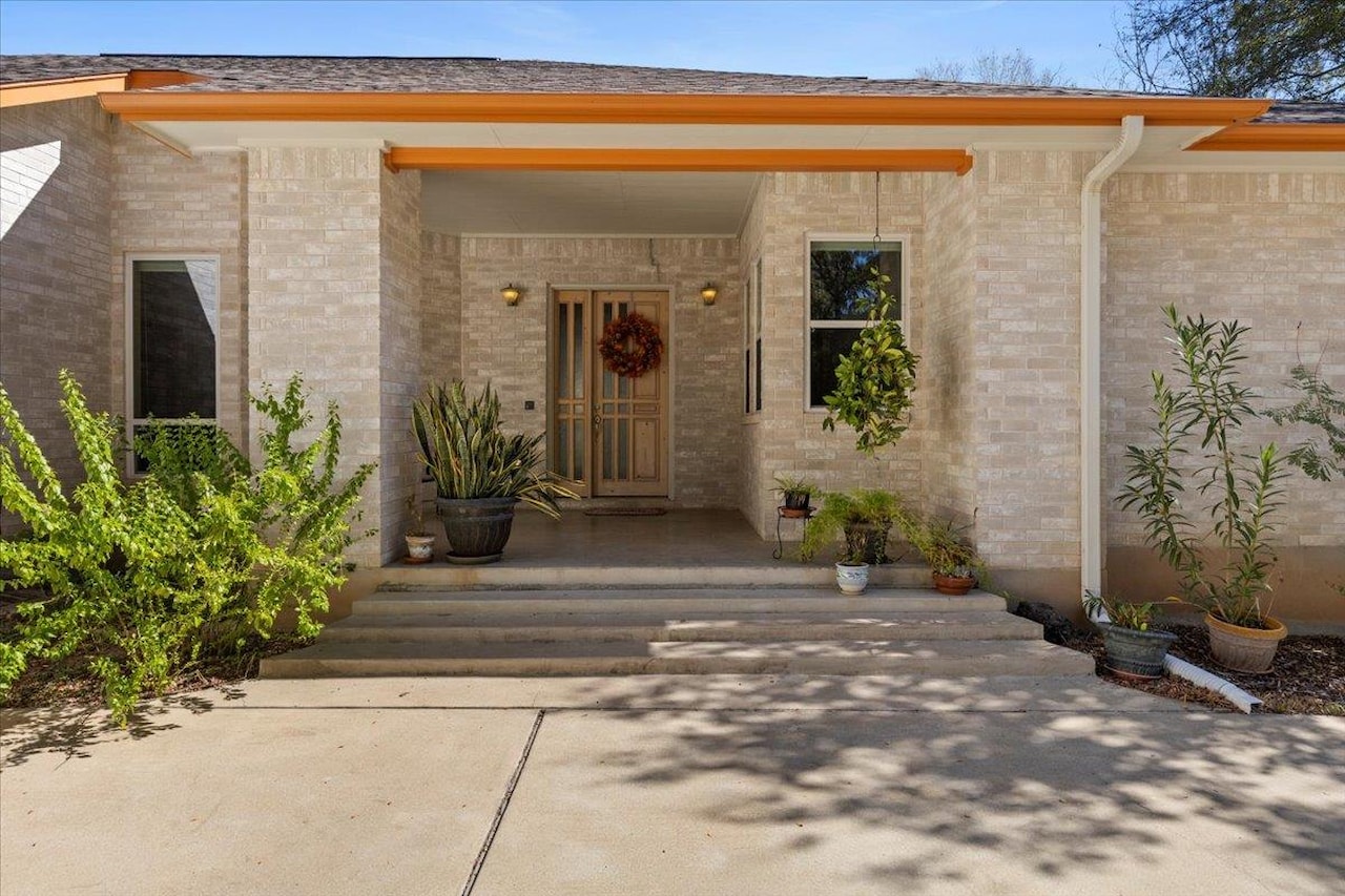 204 Kahana LN, Bastrop, TX 78602 - home for sale