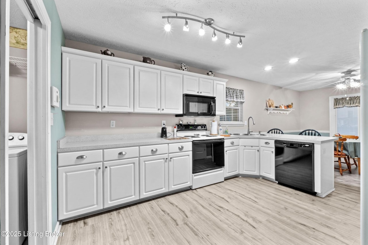 3906 Stone Hollow Dr Louisville KY 40299 | MLS#1703657