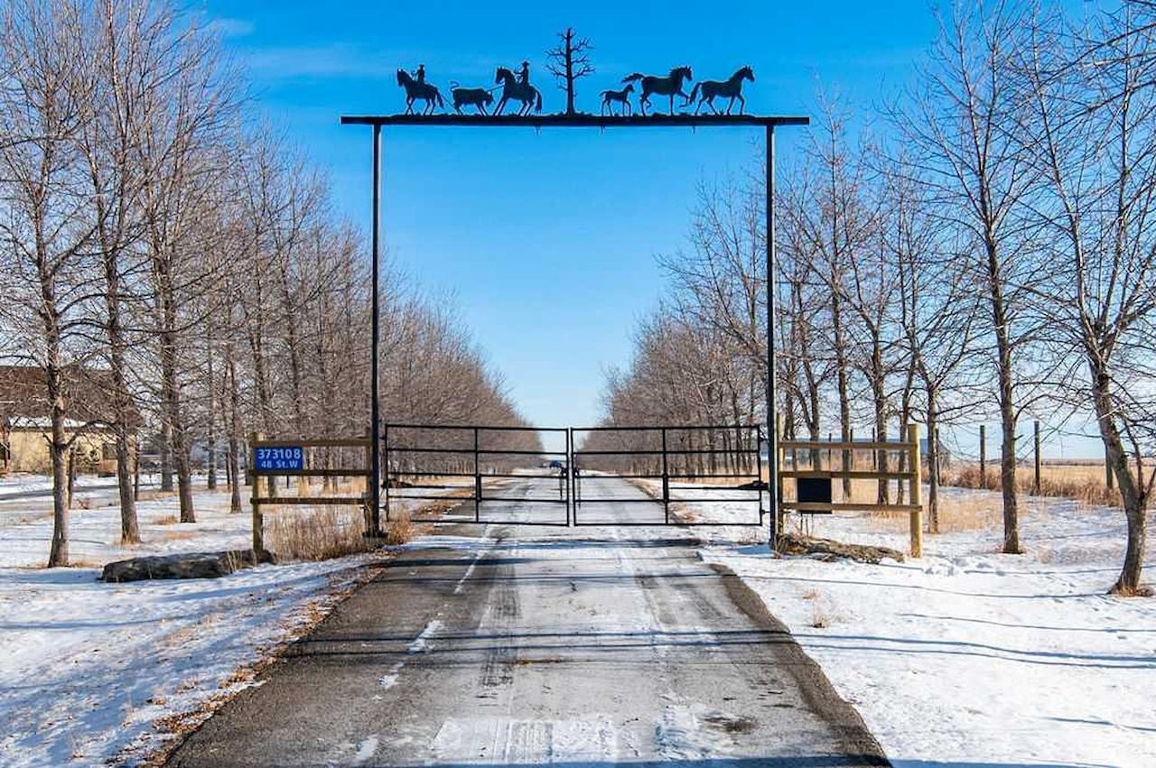 373108 W 48 St Rural Foothills County, AB T1S6B | MLS® A2275854