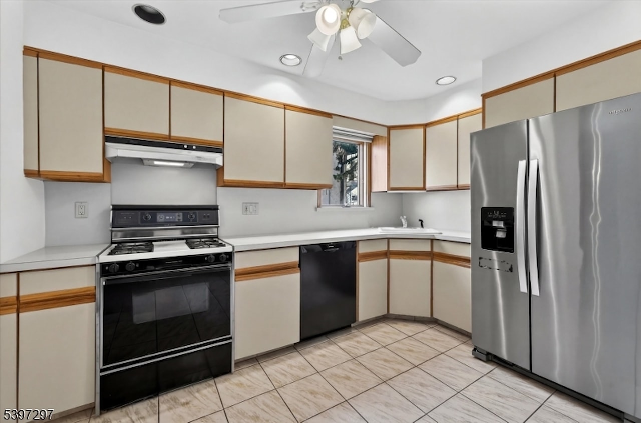 66 Jamros Ter Saddle Brook Twp., NJ 07663 | The Maggee Miggins Group