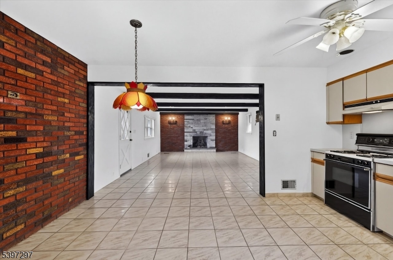 66 Jamros Ter Saddle Brook Twp., NJ 07663 | The Maggee Miggins Group