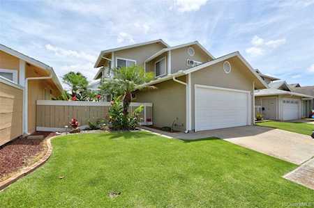 Maila Gibson-Bandmann | DwellHawaii.com