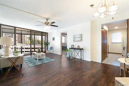 Maila Gibson-Bandmann | DwellHawaii.com