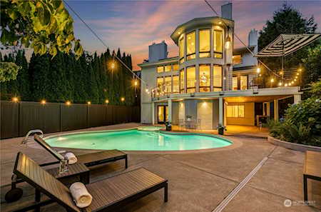 What to Know About Living in Seattle's Broadmoor