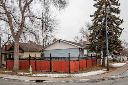 Calgary Homes with Swimming Pools For Sale