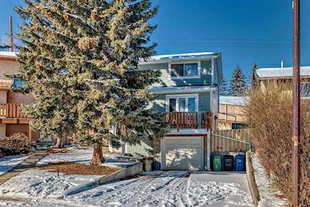 Calgary Homes with Swimming Pools For Sale