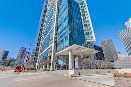 Downtown Chicago Penthouses For Sale or Rent - Top Floor Condos/Rentals ...