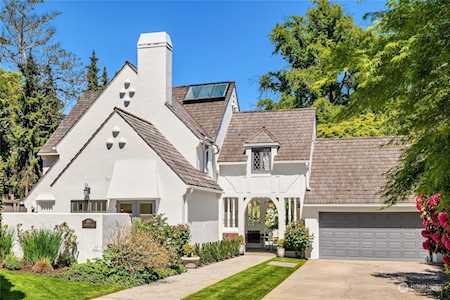 What to Know About Living in Seattle's Broadmoor
