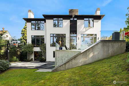 What to Know About Living in Seattle's Broadmoor