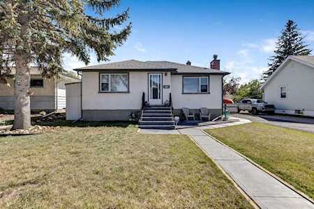 Calgary Homes with Swimming Pools For Sale