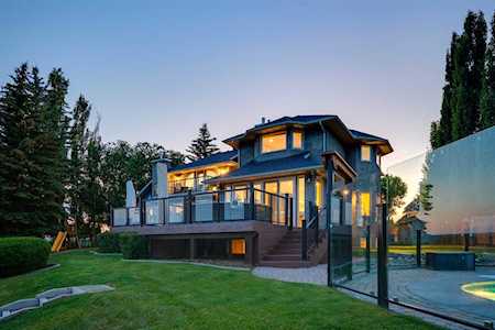 Calgary Homes with Swimming Pools For Sale