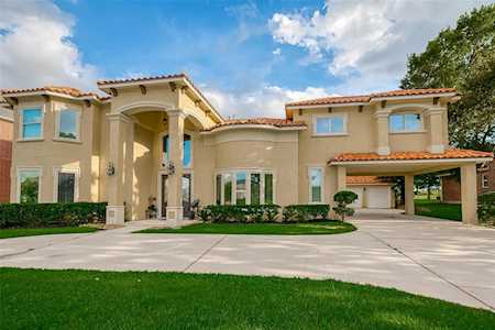 Gated Neighborhoods In and Around The Woodlands, Texas