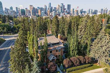 Calgary Homes with Swimming Pools For Sale