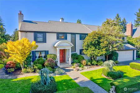 What to Know About Living in Seattle's Broadmoor