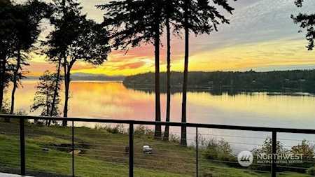Steamboat Island Waterfront Homes (Local Waterfront Specialists)