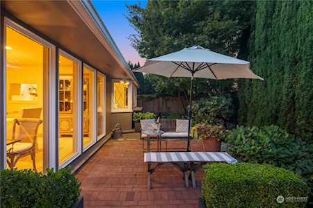 What to Know About Living in Seattle's Broadmoor