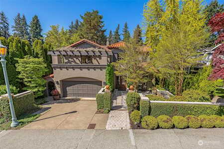 What to Know About Living in Seattle's Broadmoor