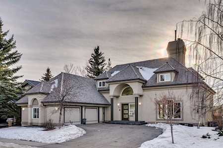 Calgary Homes with Swimming Pools For Sale