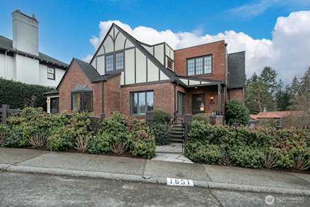 What to Know About Living in Seattle's Broadmoor