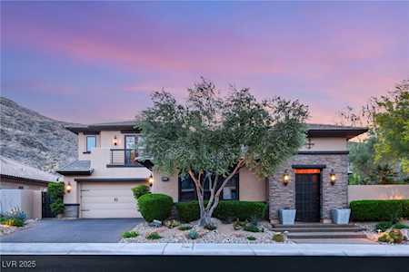 Las Vegas Luxury Homes with a Pool